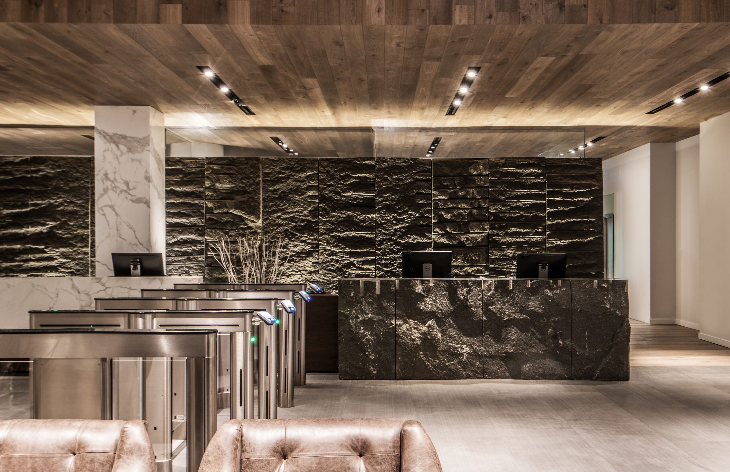 Midtown Chicago Stone Wall - DMAC Architecture & Interiors